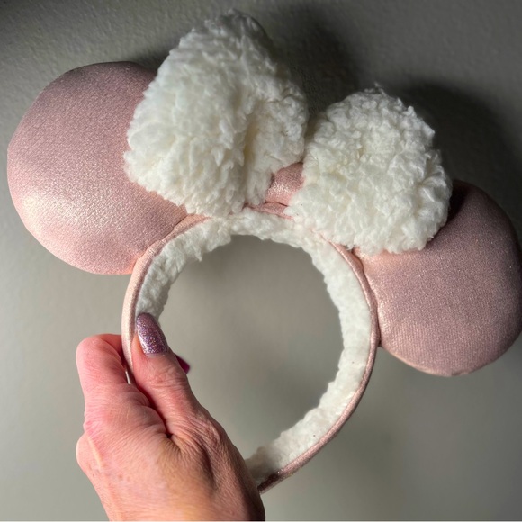 Disney | Accessories | Disney Minnie Mouse Winter Cozy Sherpa Shiny ...